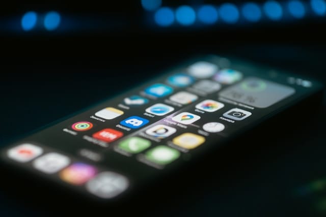 5 Perbedaan Layar AMOLED dan IPS, Mana yang Lebih Baik?